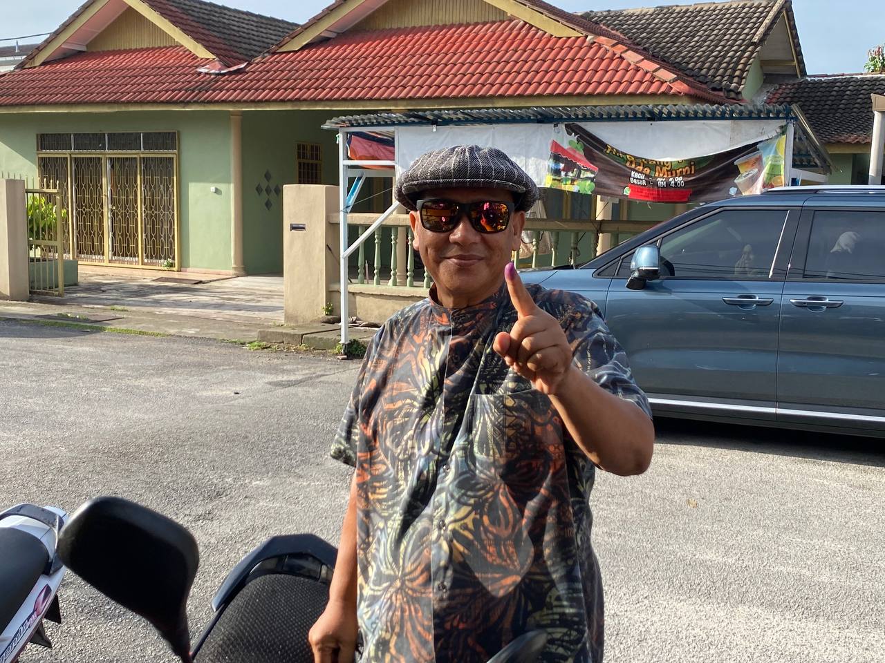 ABE JAK, PENGUNDI BERUSIA 65 TAHUN SELESAI MEMBUANG UNDI DI DUN KOTA ...