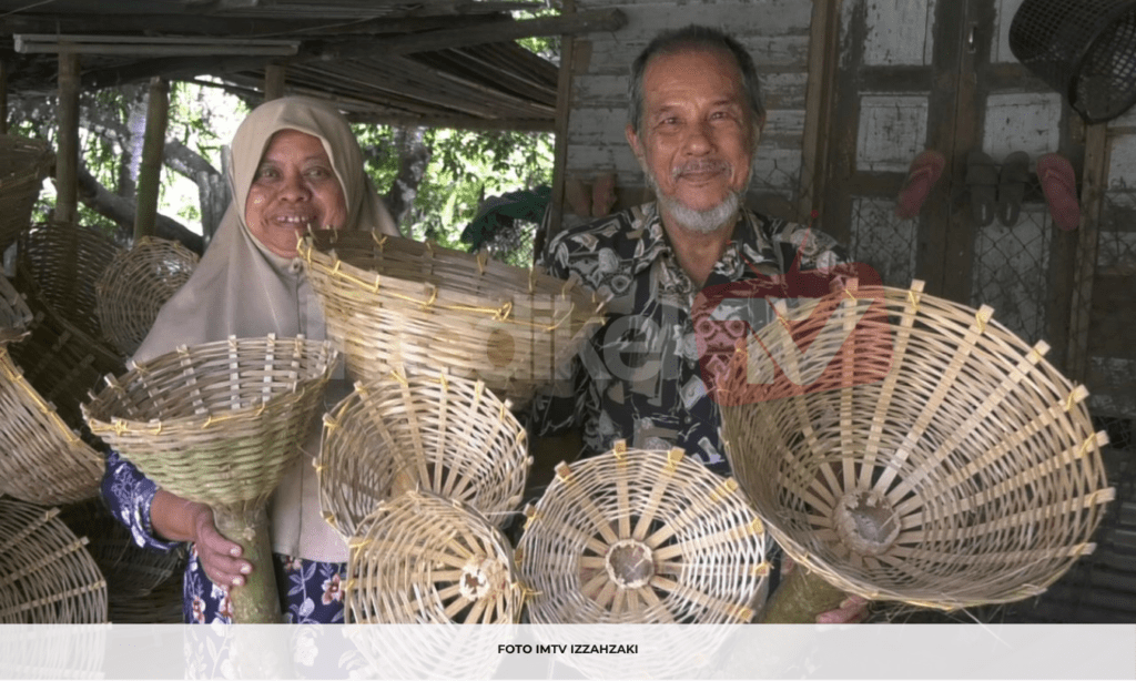 KEMAHIRAN WARGA EMAS BUAT SANGKAK AYAM - Imedikel TV
