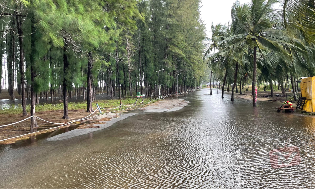 PANTAI SENOK BERTUKAR PULAU, DILANDA BANJIR TERBURUK SEJAK 40 TAHUN ...